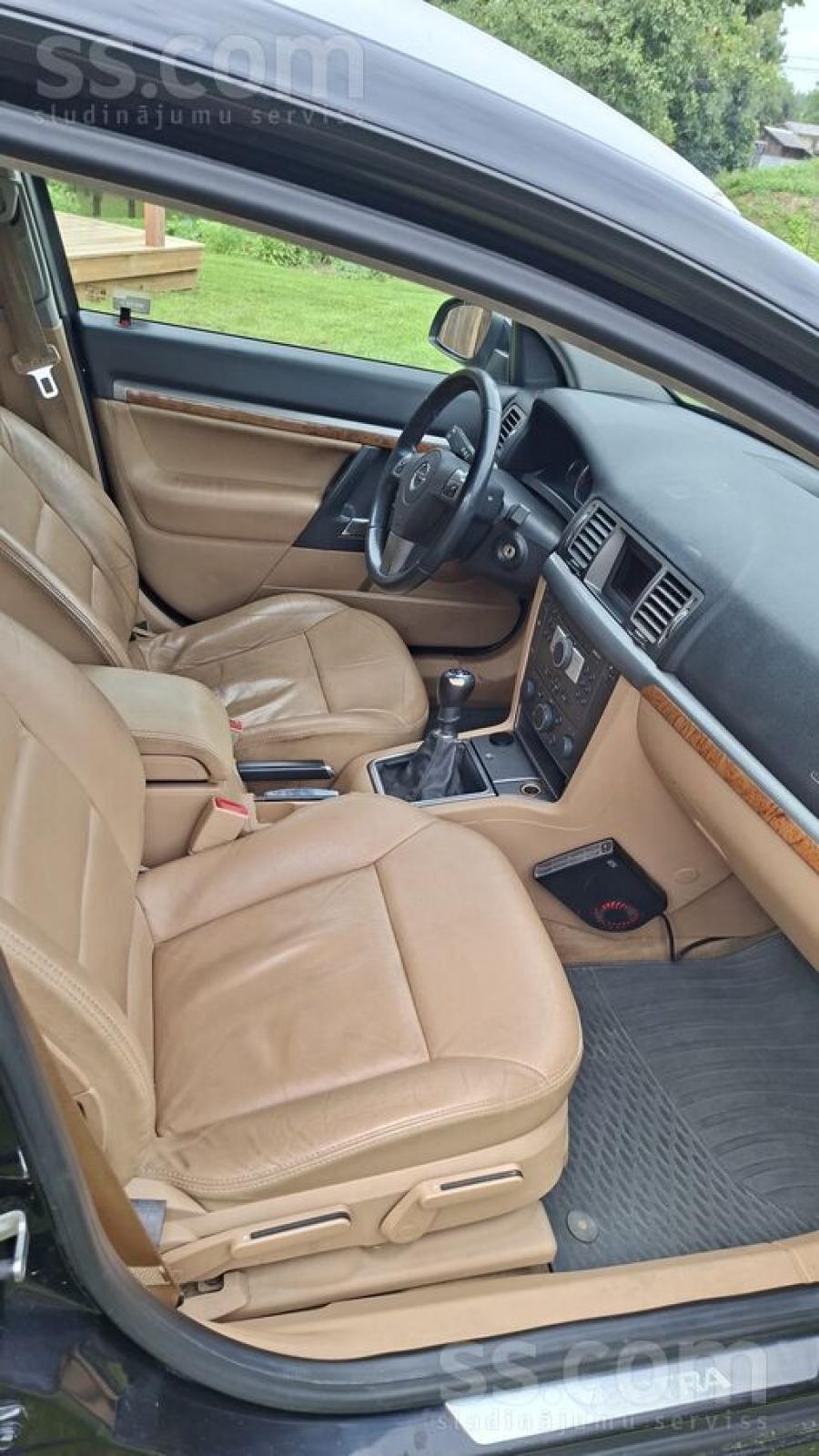 Black Opel Vectra 2008 in Gulbene, with an engine capacity of 1.90 L and mileage of 320 thousand km for 800 €, photo 4 on AUTOMOTO.COM.LV