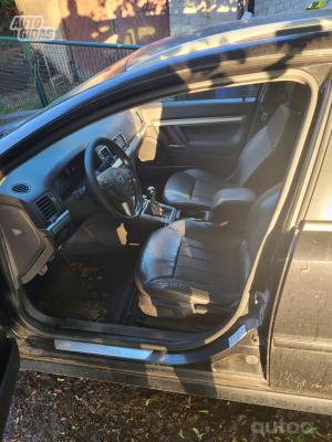 Black Opel Vectra 2008 in Siauliai, with an engine capacity of 1.90 L and mileage of 360 thousand km for 1550 €, photo 9 on AUTOMOTO.COM.LV