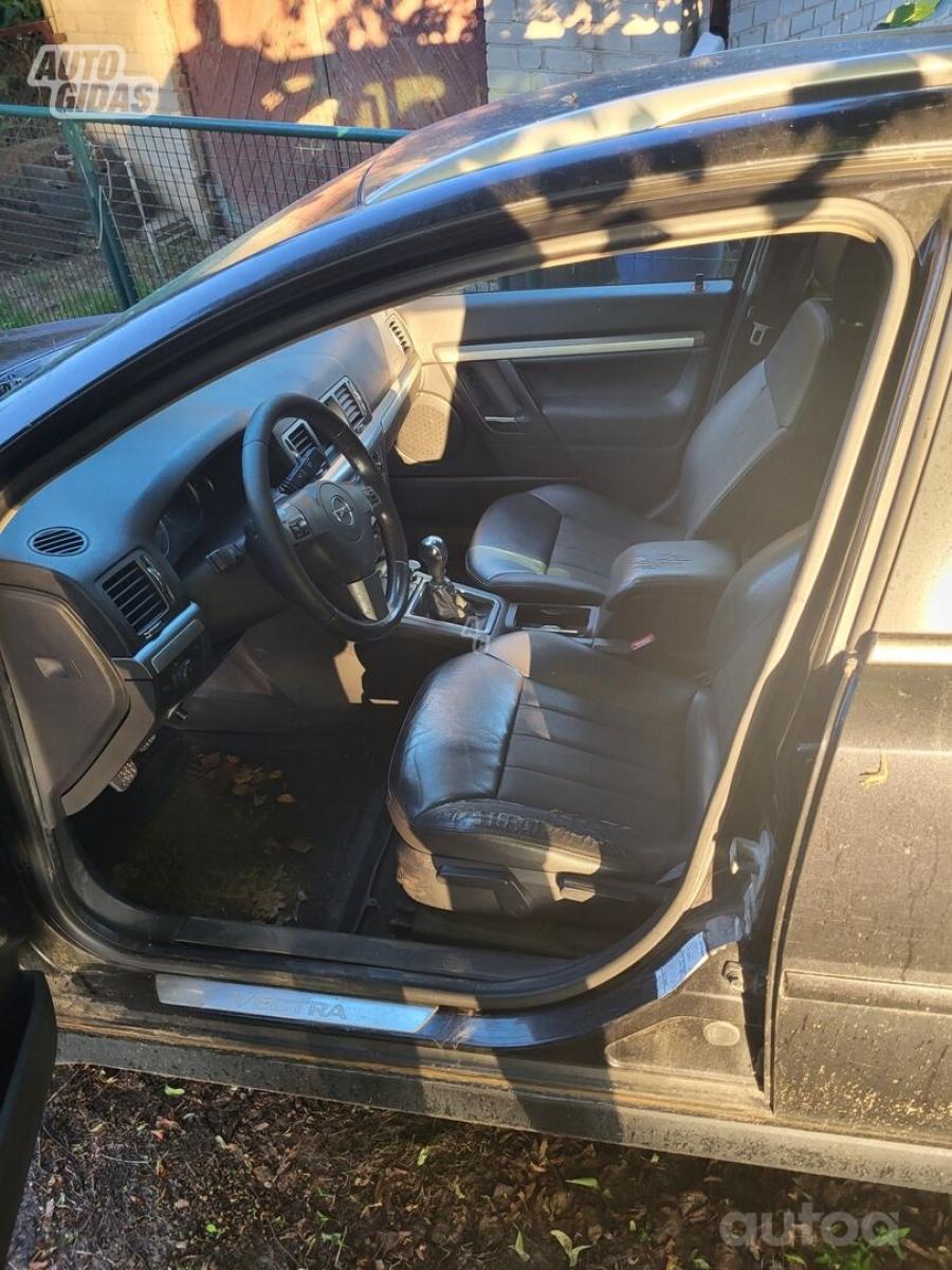 Black Opel Vectra 2008 in Siauliai, with an engine capacity of 1.90 L and mileage of 360 thousand km for 1550 €, photo 9 on AUTOMOTO.COM.LV