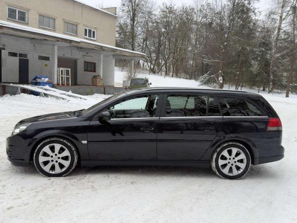 Black Opel Vectra 2009 in Prienai, with an engine capacity of 1.91 L and mileage of 265 thousand km for 2850 €, photo 5 on AUTOMOTO.COM.LV