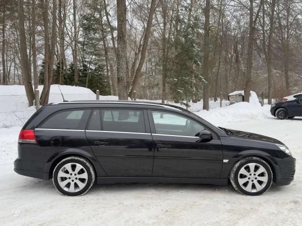 Black Opel Vectra 2009 in Prienai, with an engine capacity of 1.91 L and mileage of 265 thousand km for 2850 €, photo 7 on AUTOMOTO.COM.LV