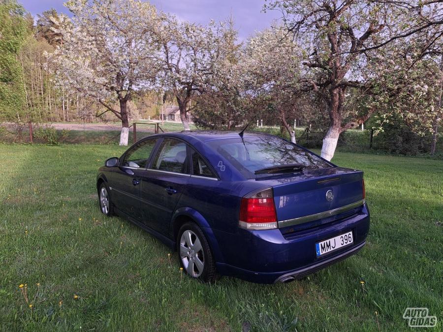 Blue Opel Vectra 2003 in Silute, with an engine capacity of 2.20 L and mileage of 325 thousand km for 799 €, photo 3 on AUTOMOTO.COM.LV