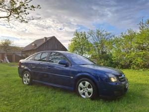 Blue Opel Vectra 2003 in Silute, with an engine capacity of 2.20 L and mileage of 325 thousand km for 799 €, photo 5 on AUTOMOTO.COM.LV