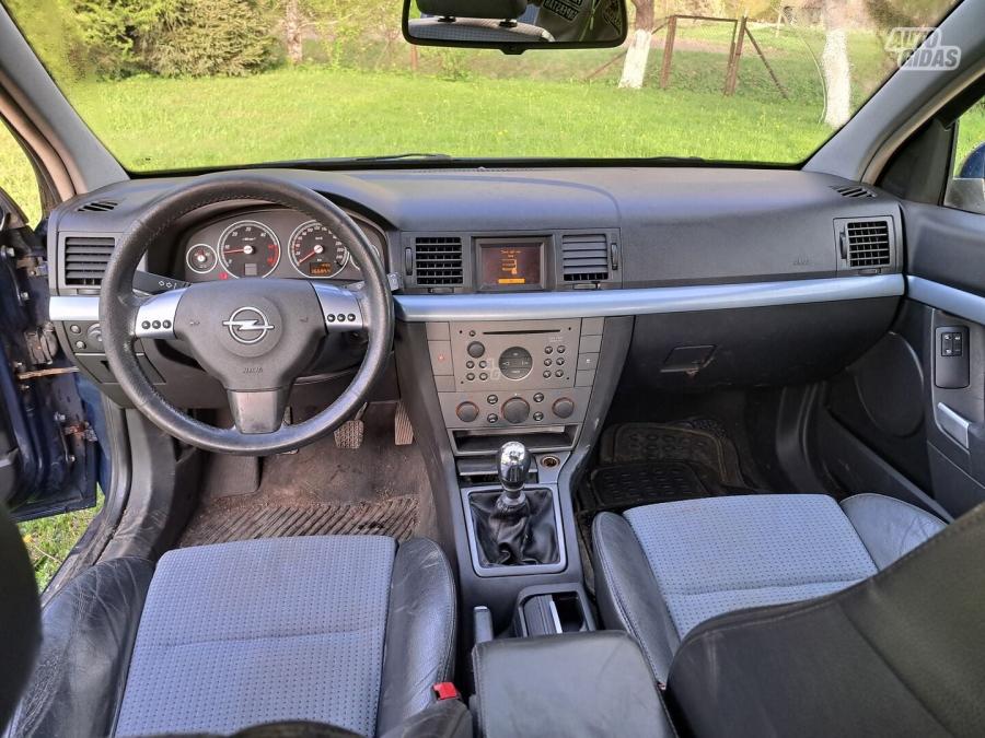 Blue Opel Vectra 2003 in Silute, with an engine capacity of 2.20 L and mileage of 325 thousand km for 799 €, photo 8 on AUTOMOTO.COM.LV