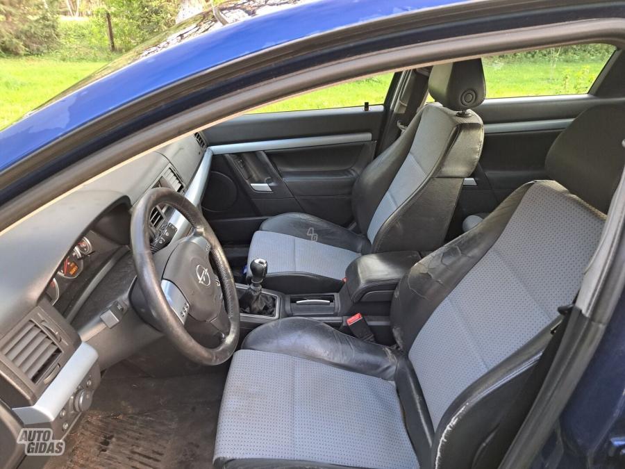 Blue Opel Vectra 2003 in Silute, with an engine capacity of 2.20 L and mileage of 325 thousand km for 799 €, photo 10 on AUTOMOTO.COM.LV