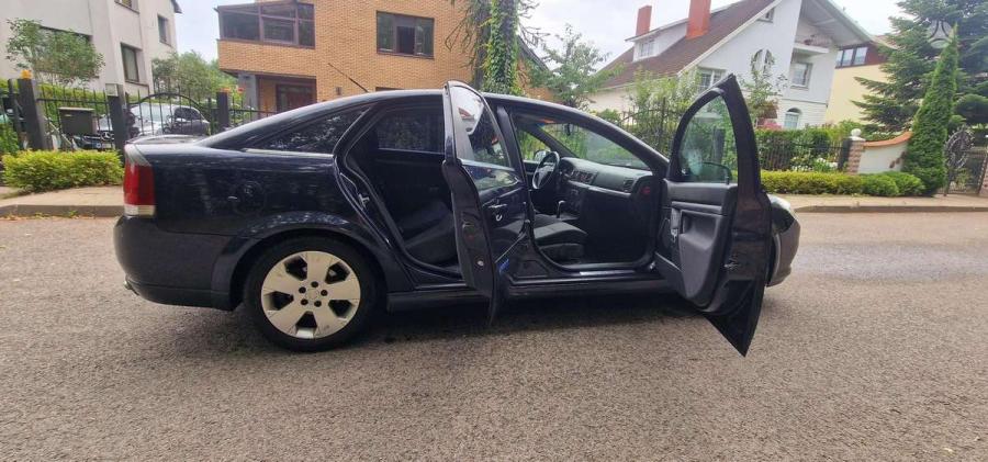 Blue Opel Vectra 2006 in Vilnius, with an engine capacity of 2.20 L and mileage of 200 thousand km for 999 €, photo 6 on AUTOMOTO.COM.LV