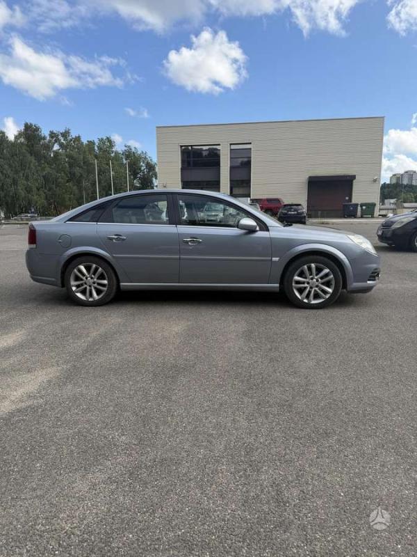 Blue Opel Vectra 2008 in Vilnius, with an engine capacity of 1.91 L and mileage of 301 thousand km for 1600 €, photo 4 on AUTOMOTO.COM.LV