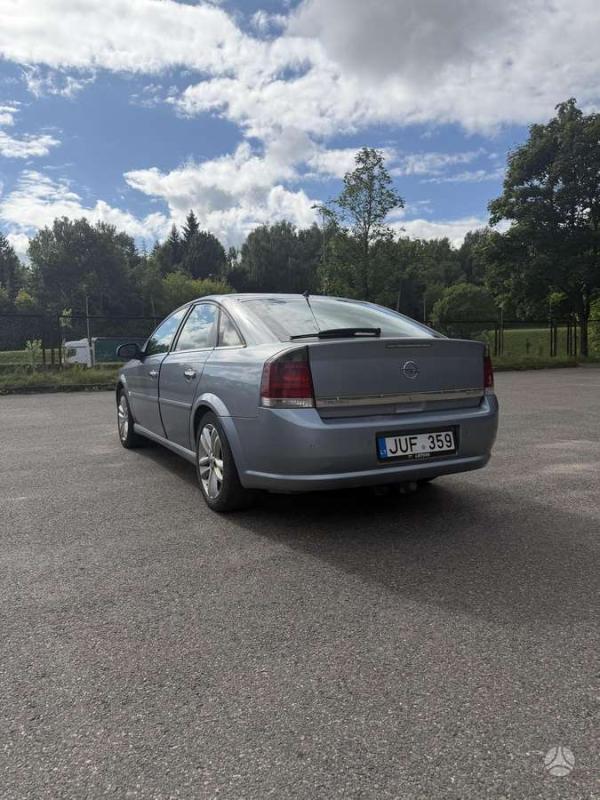 Blue Opel Vectra 2008 in Vilnius, with an engine capacity of 1.91 L and mileage of 301 thousand km for 1600 €, photo 5 on AUTOMOTO.COM.LV