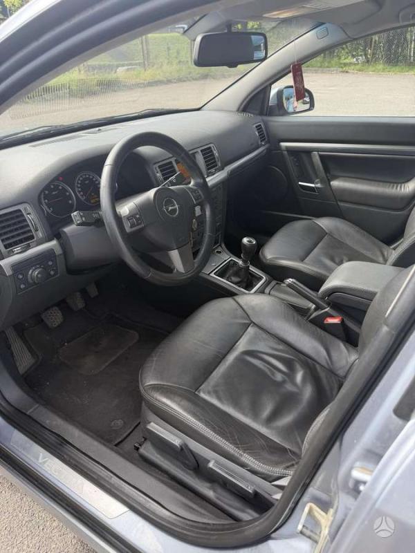 Blue Opel Vectra 2008 in Vilnius, with an engine capacity of 1.91 L and mileage of 301 thousand km for 1600 €, photo 8 on AUTOMOTO.COM.LV