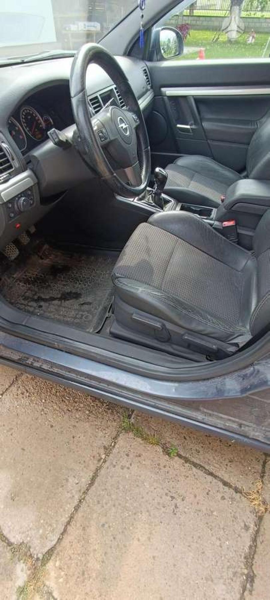 Blue Opel Vectra 2008 in Trakai, with an engine capacity of 1.90 L and mileage of 370 thousand km for 450 €, photo 5 on AUTOMOTO.COM.LV
