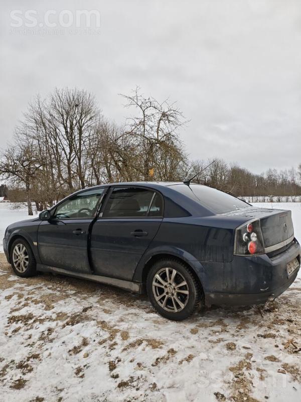 Blue Opel Vectra 2002 in Cesis, with an engine capacity of 2.20 L and mileage of 330 thousand km for 750 €, photo 4 on AUTOMOTO.COM.LV