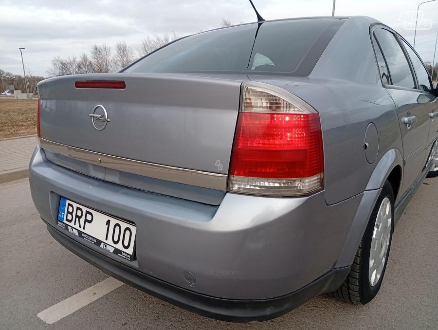 Blue Opel Vectra 2005 in Vilnius, with an engine capacity of 2.20 L and mileage of 278 thousand km for 1050 €, photo 10 on AUTOMOTO.COM.LV