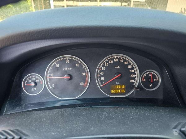 Blue Opel Vectra 2005 in Sakiai, with an engine capacity of 1.91 L and mileage of 320 thousand km for 1850 €, photo 5 on AUTOMOTO.COM.LV