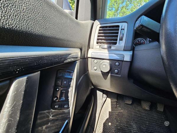 Blue Opel Vectra 2005 in Sakiai, with an engine capacity of 1.91 L and mileage of 320 thousand km for 1850 €, photo 7 on AUTOMOTO.COM.LV