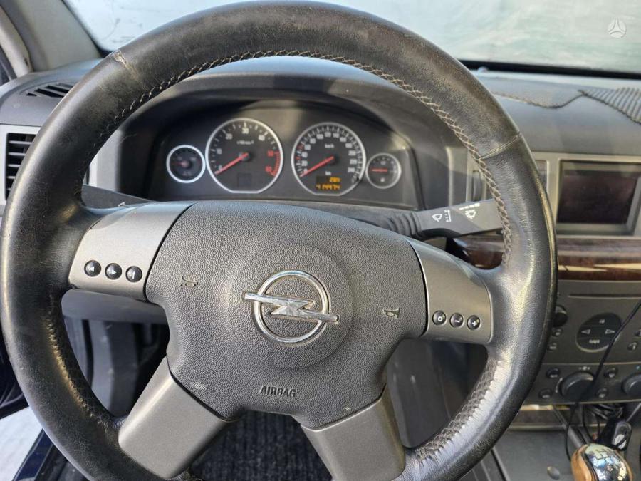 Blue Opel Vectra 2004 in Kelme, with an engine capacity of 1.91 L and mileage of 415 thousand km for 800 €, photo 7 on AUTOMOTO.COM.LV