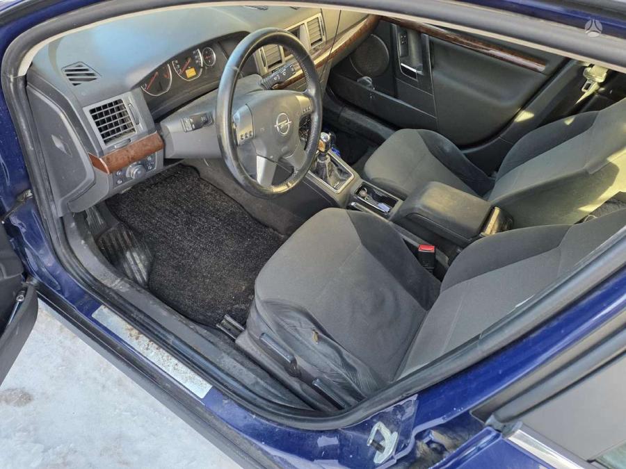 Blue Opel Vectra 2004 in Kelme, with an engine capacity of 1.91 L and mileage of 415 thousand km for 800 €, photo 8 on AUTOMOTO.COM.LV