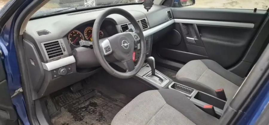Blue Opel Vectra 2004 in Valmiera, with an engine capacity of 2.20 L and mileage of 430 thousand km for 1450 €, photo 11 on AUTOMOTO.COM.LV