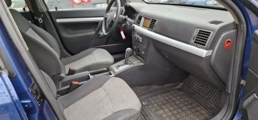 Blue Opel Vectra 2004 in Valmiera, with an engine capacity of 2.20 L and mileage of 430 thousand km for 1450 €, photo 12 on AUTOMOTO.COM.LV