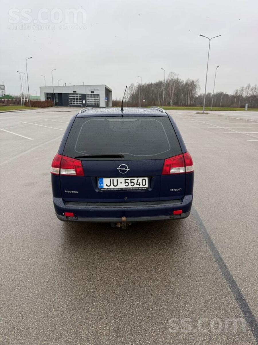 Blue Opel Vectra 2005 in Tukums, with an engine capacity of 1.90 L and mileage of 571 thousand km for 950 €, photo 4 on AUTOMOTO.COM.LV