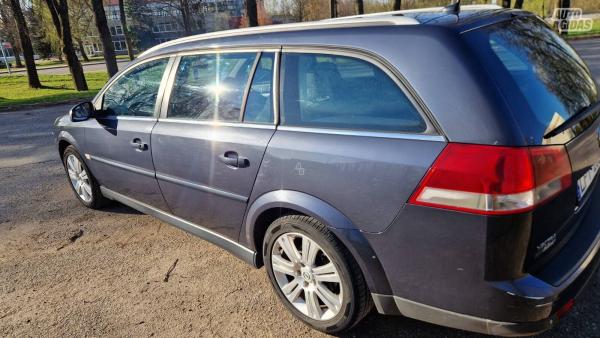 Blue Opel Vectra 2005 in Ukmerge, with an engine capacity of 1.90 L and mileage of 322 thousand km for 1150 €, photo 4 on AUTOMOTO.COM.LV