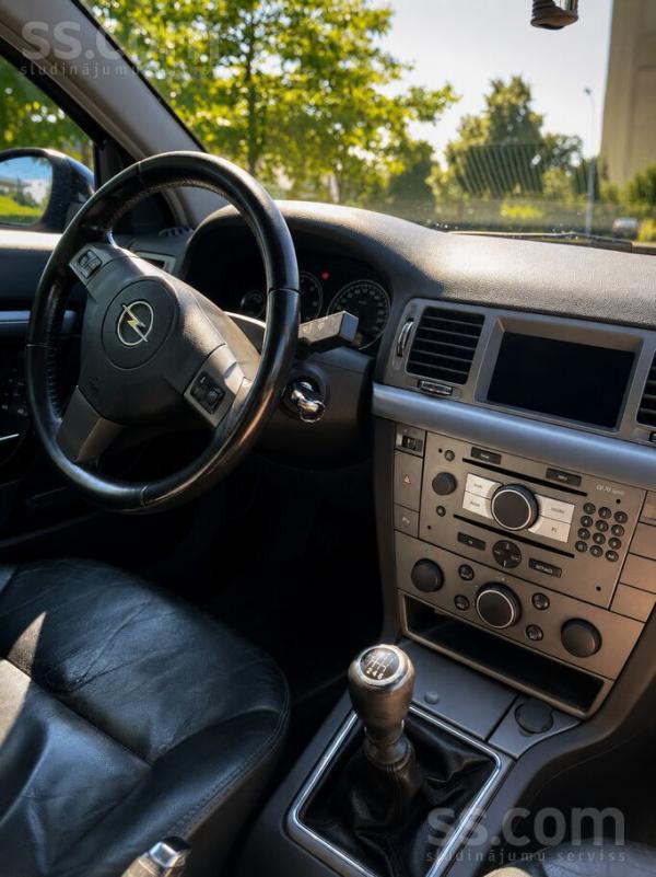Blue Opel Vectra 2006 in Jelgava, with an engine capacity of 1.90 L and mileage of 363 thousand km for 1900 €, photo 10 on AUTOMOTO.COM.LV