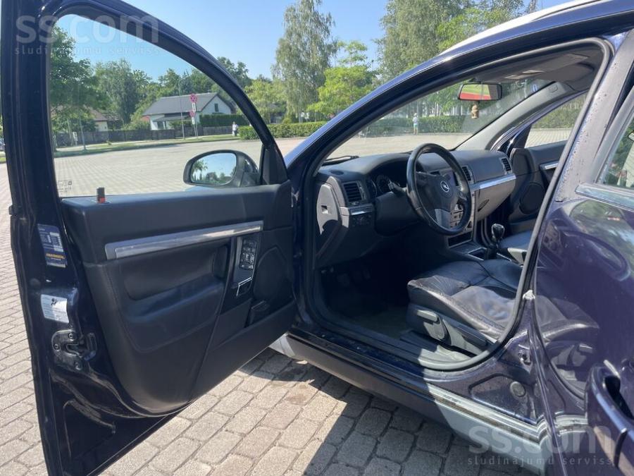 Blue Opel Vectra 2006 in Jelgava, with an engine capacity of 1.90 L and mileage of 363 thousand km for 1900 €, photo 5 on AUTOMOTO.COM.LV