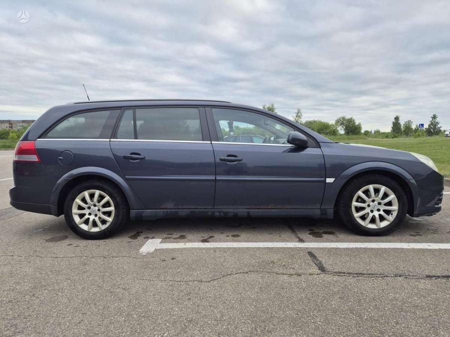 Blue Opel Vectra 2006 in Panevezys, with an engine capacity of 1.91 L and mileage of 354 thousand km for 650 €, photo 6 on AUTOMOTO.COM.LV