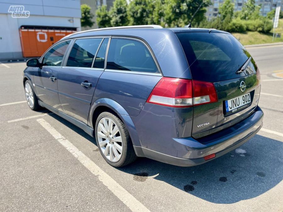 Blue Opel Vectra 2007 in Vilnius, with an engine capacity of 1.90 L and mileage of 344 thousand km for 1150 €, photo 4 on AUTOMOTO.COM.LV