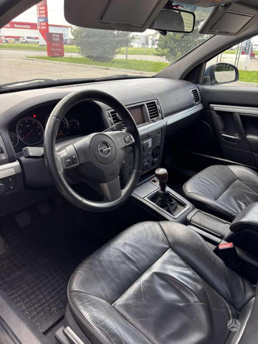 Blue Opel Vectra 2007 in Panevezys, with an engine capacity of 1.91 L and mileage of 339 thousand km for 1450 €, photo 10 on AUTOMOTO.COM.LV