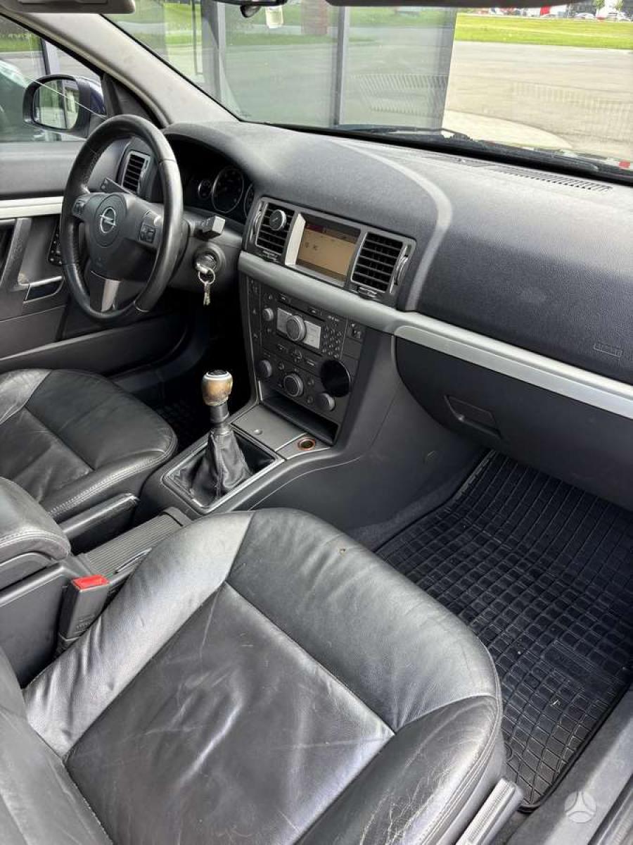 Blue Opel Vectra 2007 in Panevezys, with an engine capacity of 1.91 L and mileage of 339 thousand km for 1450 €, photo 11 on AUTOMOTO.COM.LV
