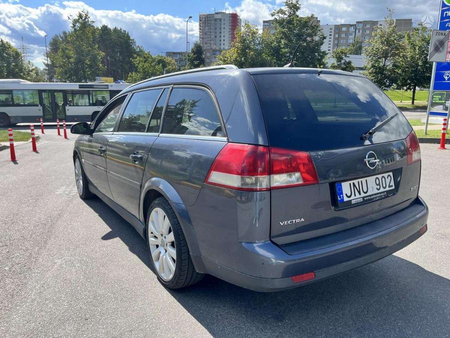 Blue Opel Vectra 2007 in Vilnius, with an engine capacity of 1.91 L and mileage of 344 thousand km for 1250 €, photo 4 on AUTOMOTO.COM.LV