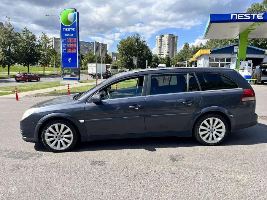 Blue Opel Vectra 2007 in Vilnius, with an engine capacity of 1.91 L and mileage of 344 thousand km for 1250 €, photo 5 on AUTOMOTO.COM.LV