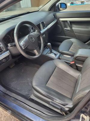 Blue Opel Vectra 2007 in Vilnius, with an engine capacity of 1.91 L and mileage of 365 thousand km for 1800 €, photo 6 on AUTOMOTO.COM.LV