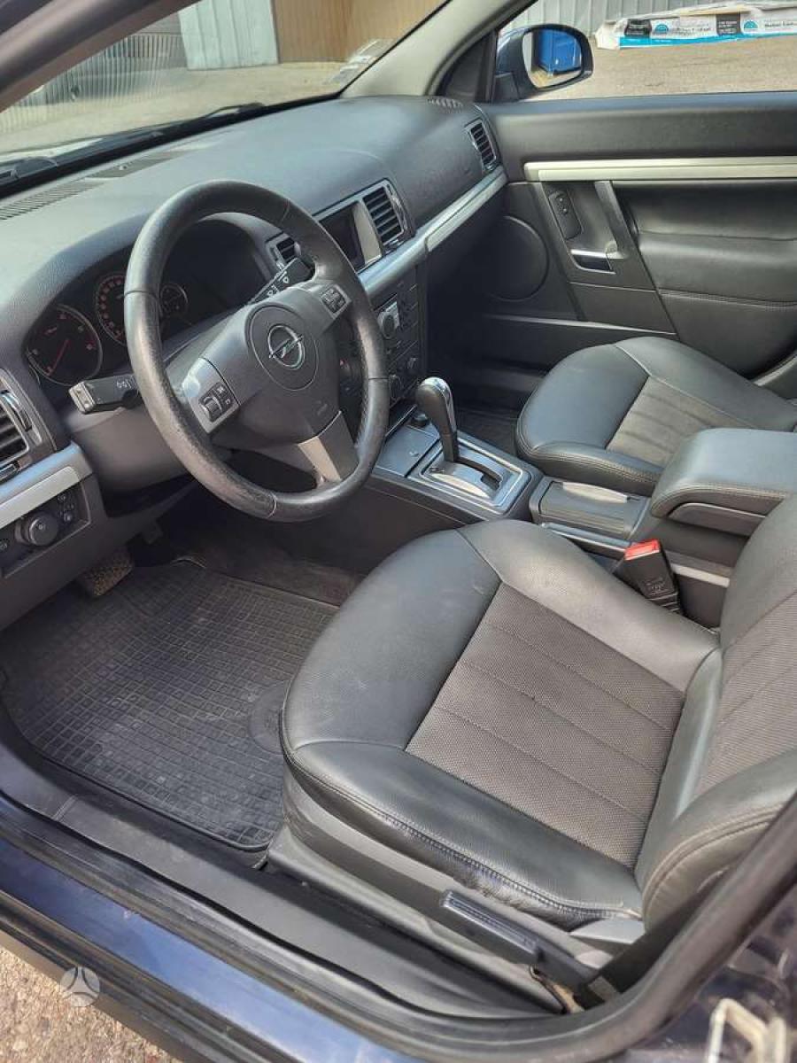 Blue Opel Vectra 2007 in Vilnius, with an engine capacity of 1.91 L and mileage of 365 thousand km for 1800 €, photo 6 on AUTOMOTO.COM.LV
