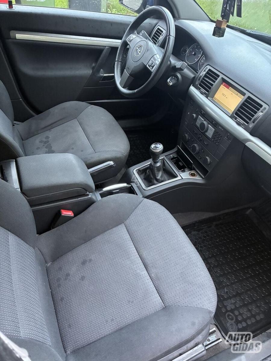 Blue Opel Vectra 2007 in Vilkaviskis, with an engine capacity of 1.90 L and mileage of 249 thousand km for 1150 €, photo 11 on AUTOMOTO.COM.LV