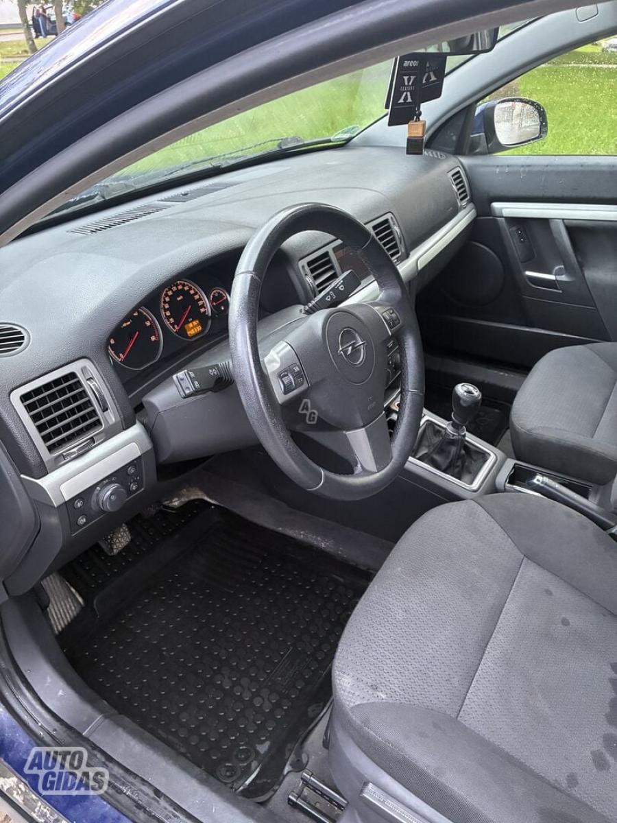 Blue Opel Vectra 2007 in Vilkaviskis, with an engine capacity of 1.90 L and mileage of 249 thousand km for 1150 €, photo 14 on AUTOMOTO.COM.LV