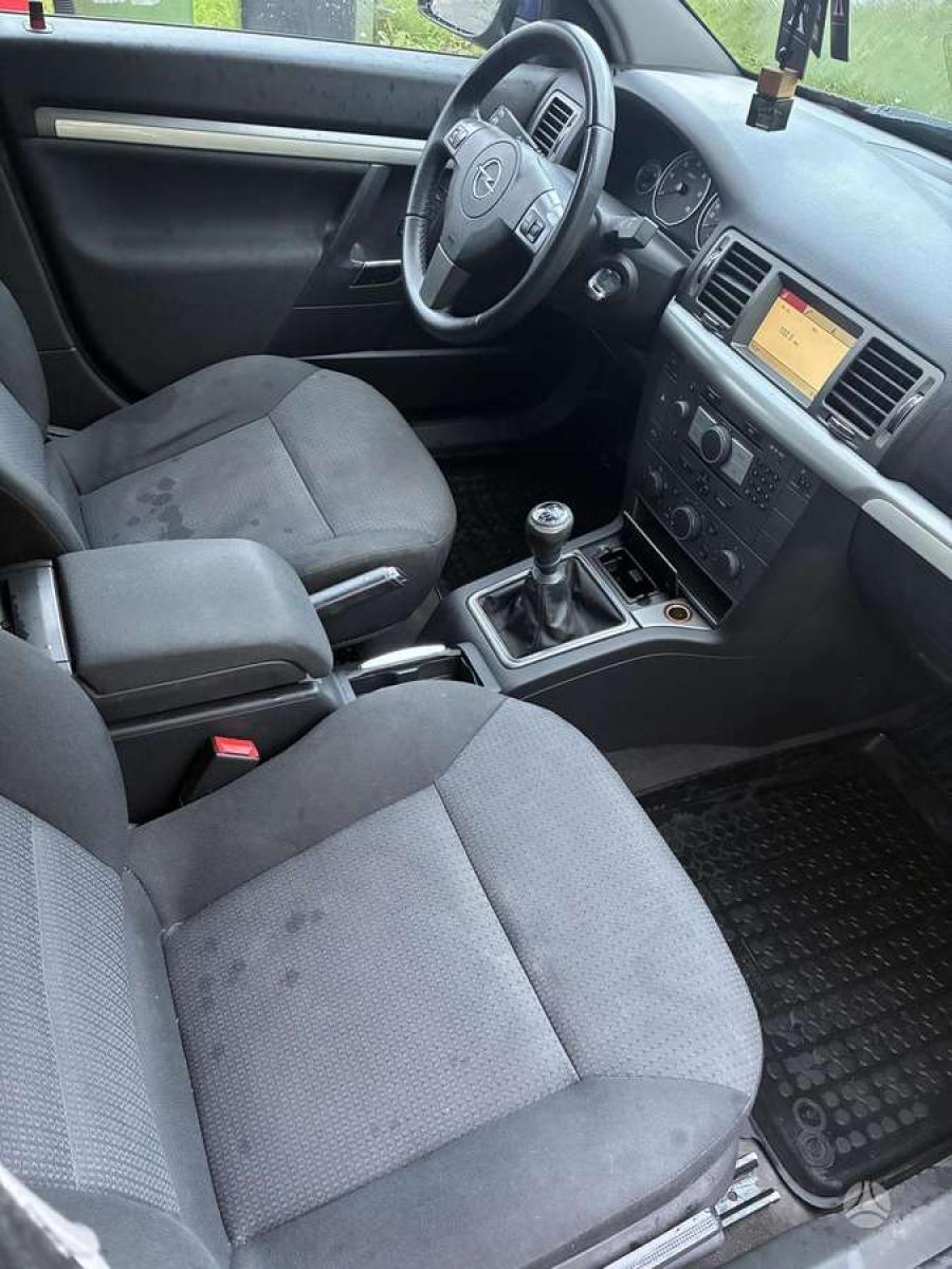 Blue Opel Vectra 2007 in Vilkaviskis, with an engine capacity of 1.91 L and mileage of 249 thousand km for 800 €, photo 12 on AUTOMOTO.COM.LV