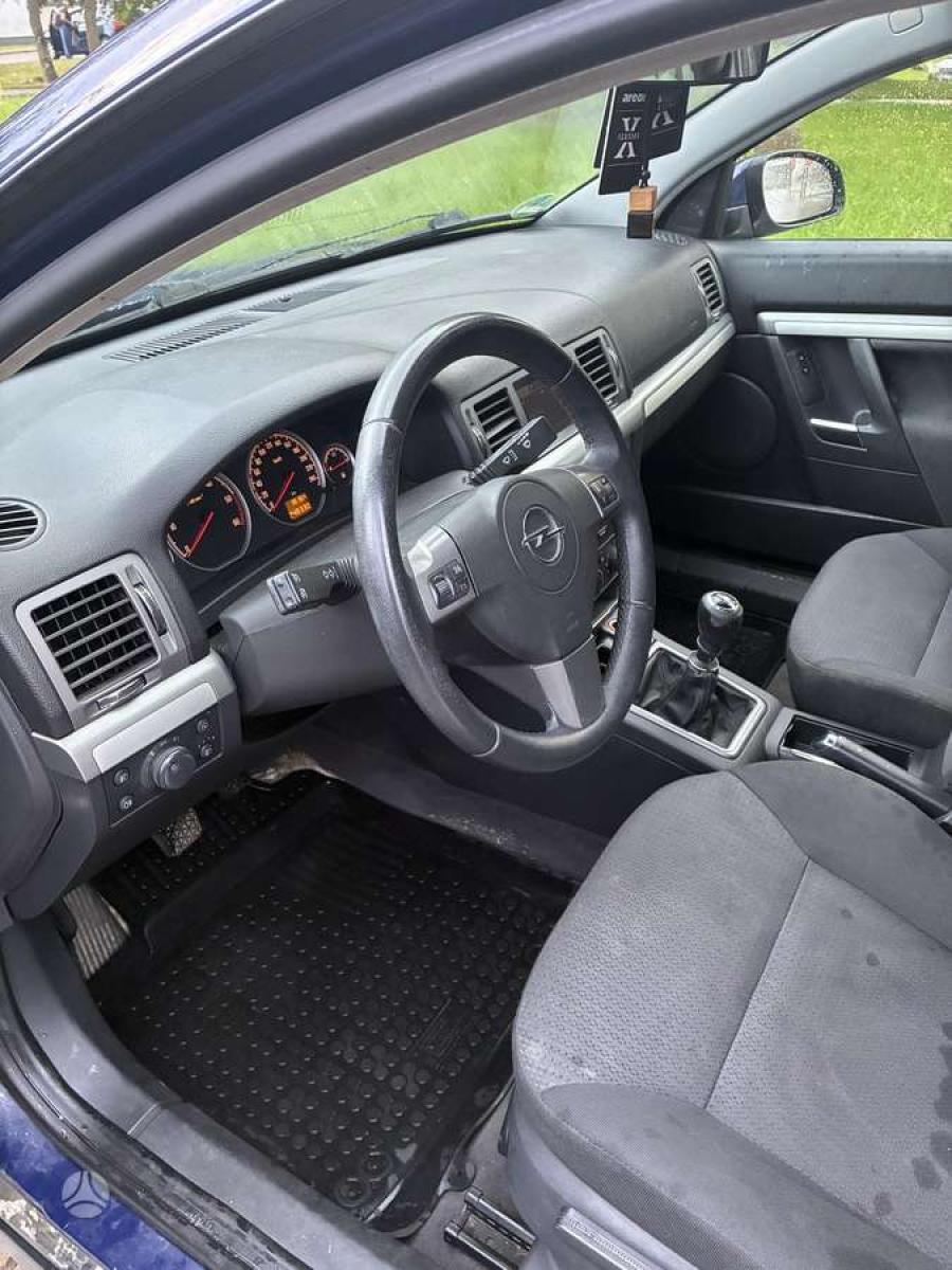 Blue Opel Vectra 2007 in Vilkaviskis, with an engine capacity of 1.91 L and mileage of 249 thousand km for 800 €, photo 14 on AUTOMOTO.COM.LV