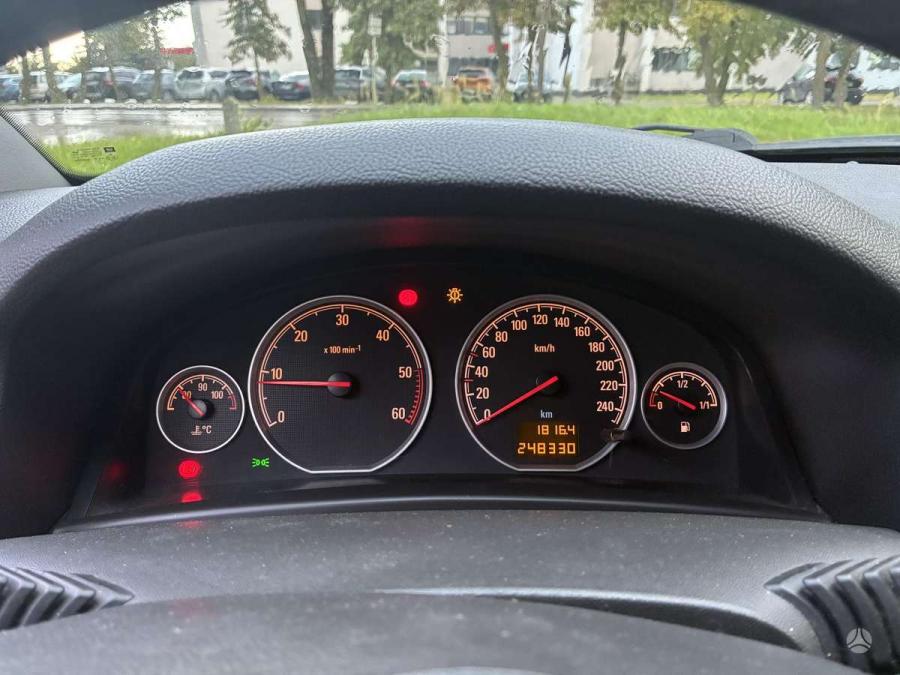 Blue Opel Vectra 2007 in Vilkaviskis, with an engine capacity of 1.91 L and mileage of 249 thousand km for 800 €, photo 16 on AUTOMOTO.COM.LV