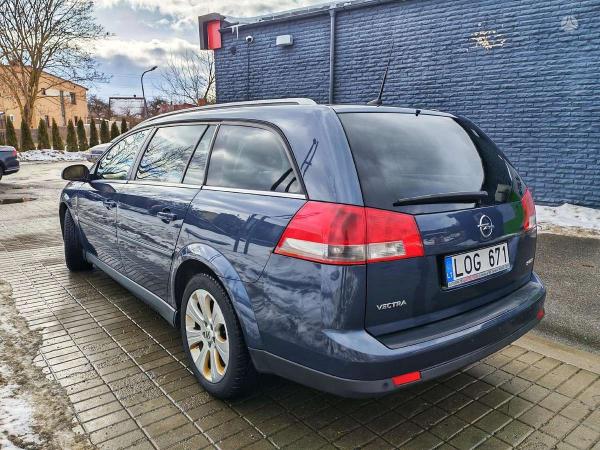 Blue Opel Vectra 2008 in Vilnius, with an engine capacity of 1.91 L and mileage of 340 thousand km for 2400 €, photo 4 on AUTOMOTO.COM.LV