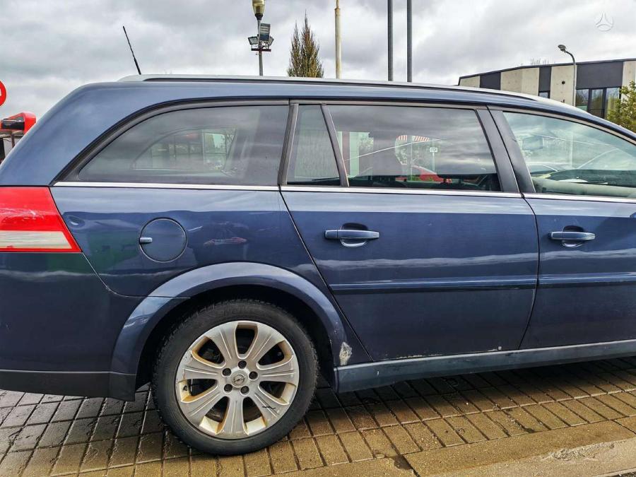 Blue Opel Vectra 2008 in Vilnius, with an engine capacity of 1.91 L and mileage of 340 thousand km for 2400 €, photo 5 on AUTOMOTO.COM.LV