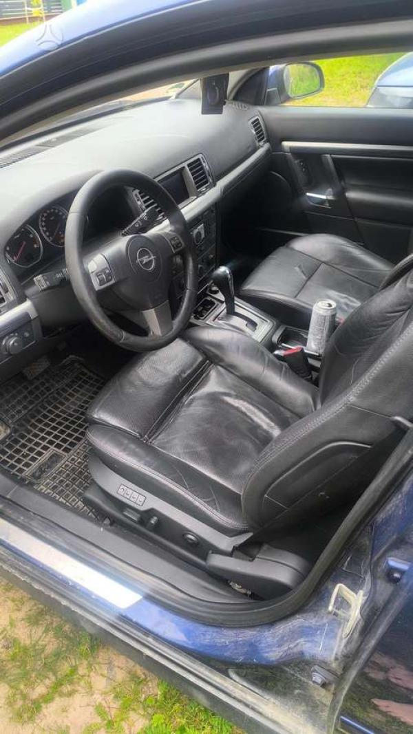 Blue Opel Vectra 2008 in Vilnius, with an engine capacity of 1.91 L and mileage of 400 thousand km for 500 €, photo 9 on AUTOMOTO.COM.LV