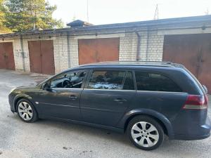 Blue Opel Vectra 2008 in Vilnius, with an engine capacity of 1.90 L and mileage of 320 thousand km for 900 €, photo 4 on AUTOMOTO.COM.LV