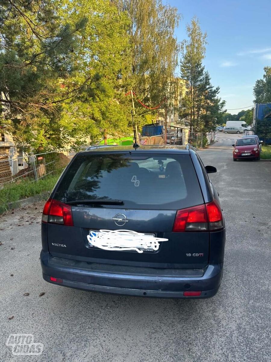 Blue Opel Vectra 2008 in Vilnius, with an engine capacity of 1.90 L and mileage of 320 thousand km for 900 €, photo 9 on AUTOMOTO.COM.LV