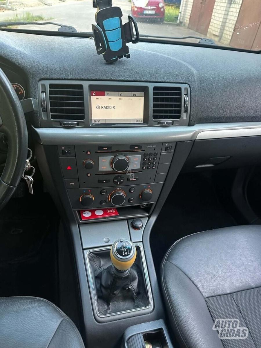 Blue Opel Vectra 2008 in Vilnius, with an engine capacity of 1.90 L and mileage of 320 thousand km for 900 €, photo 12 on AUTOMOTO.COM.LV