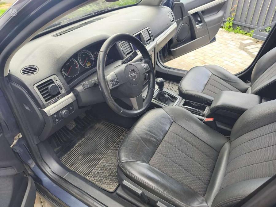 Blue Opel Vectra 2009 in Klaipeda, with an engine capacity of 1.91 L and mileage of 326 thousand km for 1300 €, photo 7 on AUTOMOTO.COM.LV