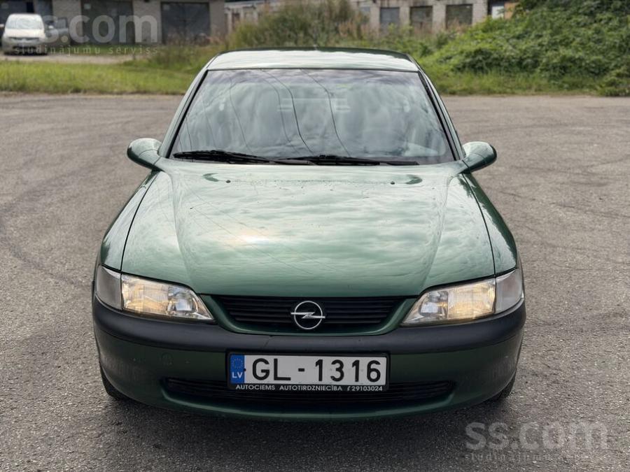 Green Opel Vectra 1996 in Ogre, with an engine capacity of 1.60 L and mileage of 167 thousand km for 850 €, photo 3 on AUTOMOTO.COM.LV