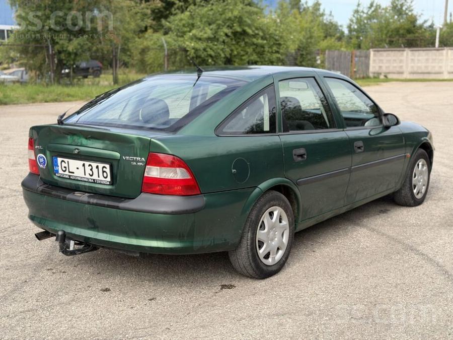 Green Opel Vectra 1996 in Ogre, with an engine capacity of 1.60 L and mileage of 167 thousand km for 850 €, photo 5 on AUTOMOTO.COM.LV