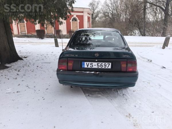 Green Opel Vectra 1995 in Riga, with an engine capacity of 1.60 L and mileage of 72 thousand km for 2200 €, photo 5 on AUTOMOTO.COM.LV