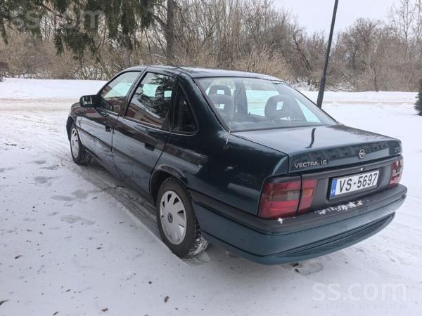 Green Opel Vectra 1995 in Riga, with an engine capacity of 1.60 L and mileage of 72 thousand km for 2200 €, photo 6 on AUTOMOTO.COM.LV